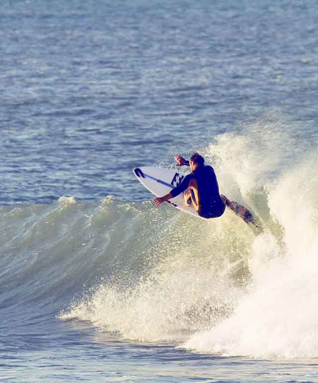 Surf à Dakhla Lassarga Maroc sur une vague sans fin